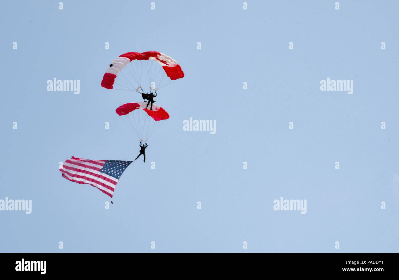 Members canadian skyhawks parachute team hi-res stock photography and ...