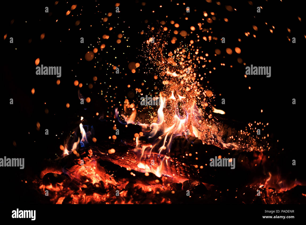 Background of bright orange and red sparks from a campfire at night ...
