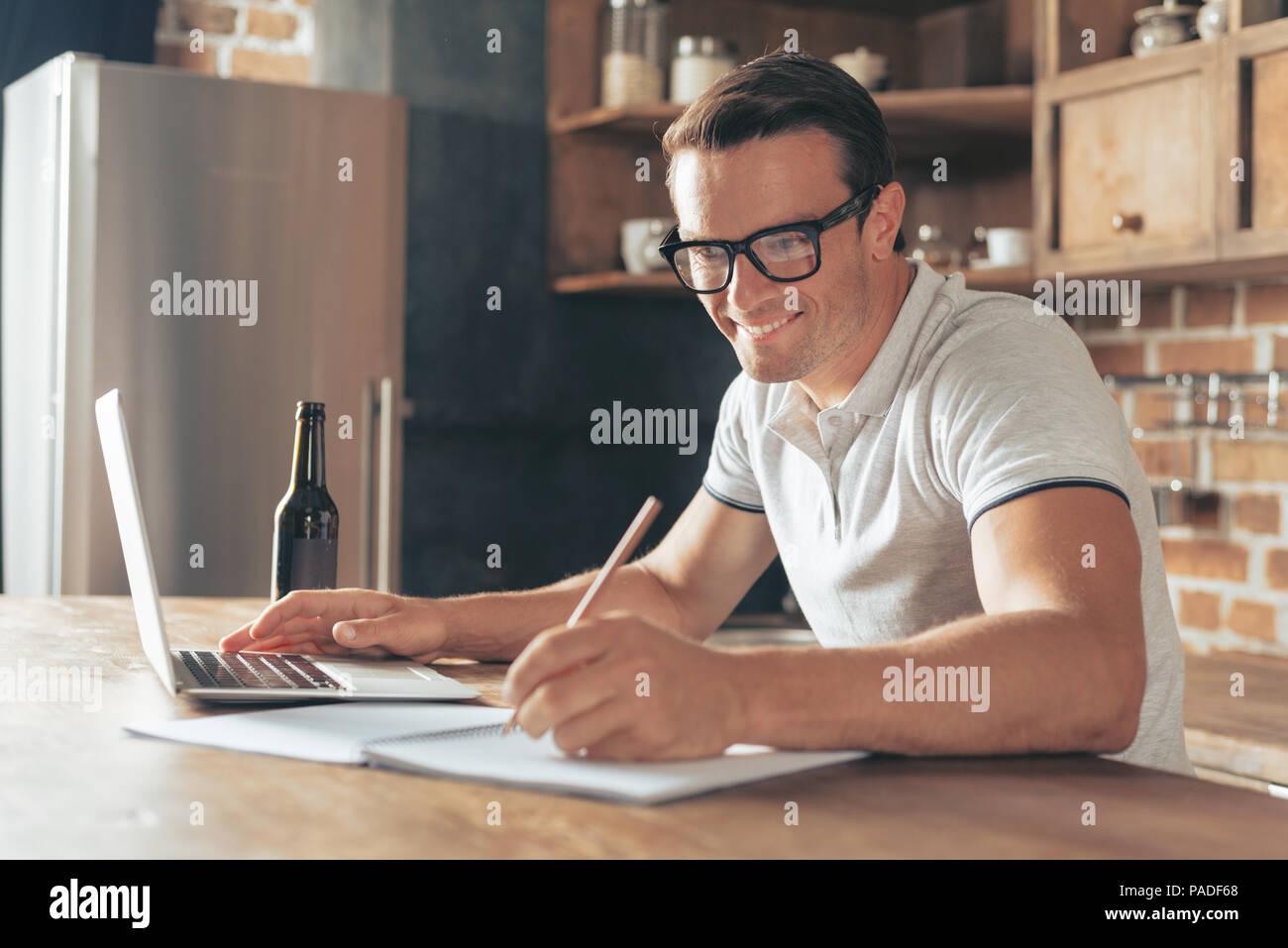 Man taking notes hi-res stock photography and images - Alamy