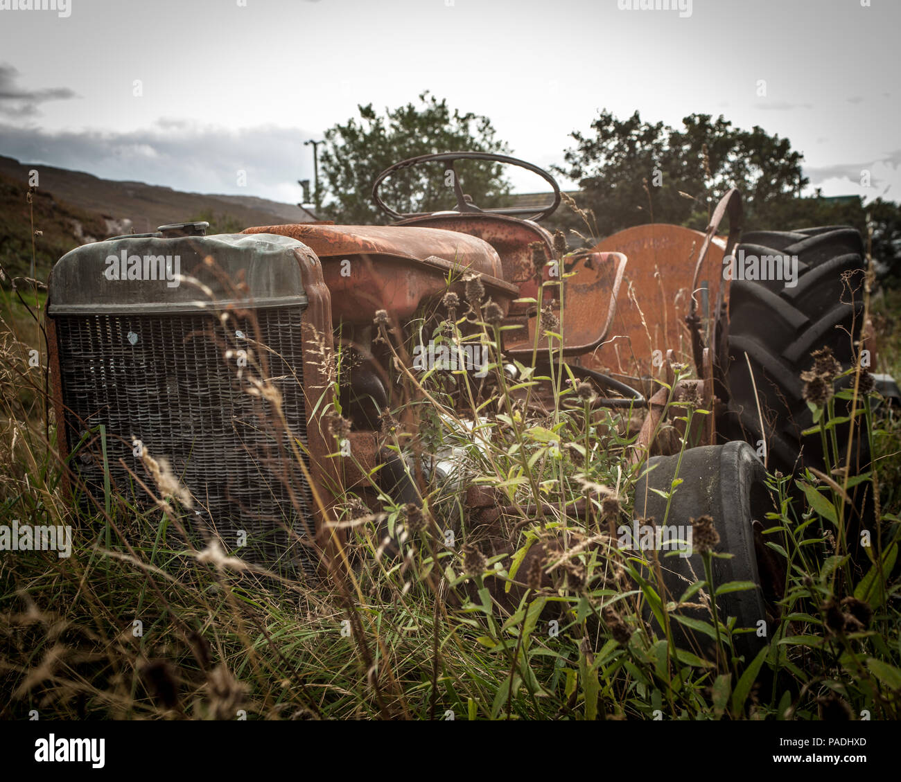 Rusty old farm tractor hi-res stock photography and images - Alamy