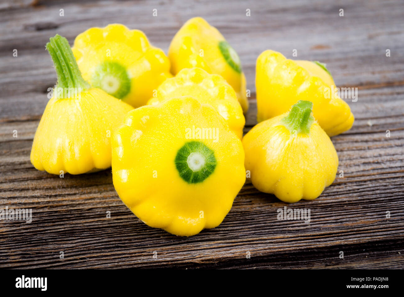 small size patty pan patisson squash closeup wood background Stock ...