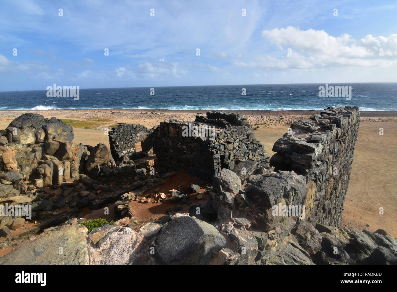 Clear blue skies and ocean on a beach in Aruba Stock Photo - Alamy