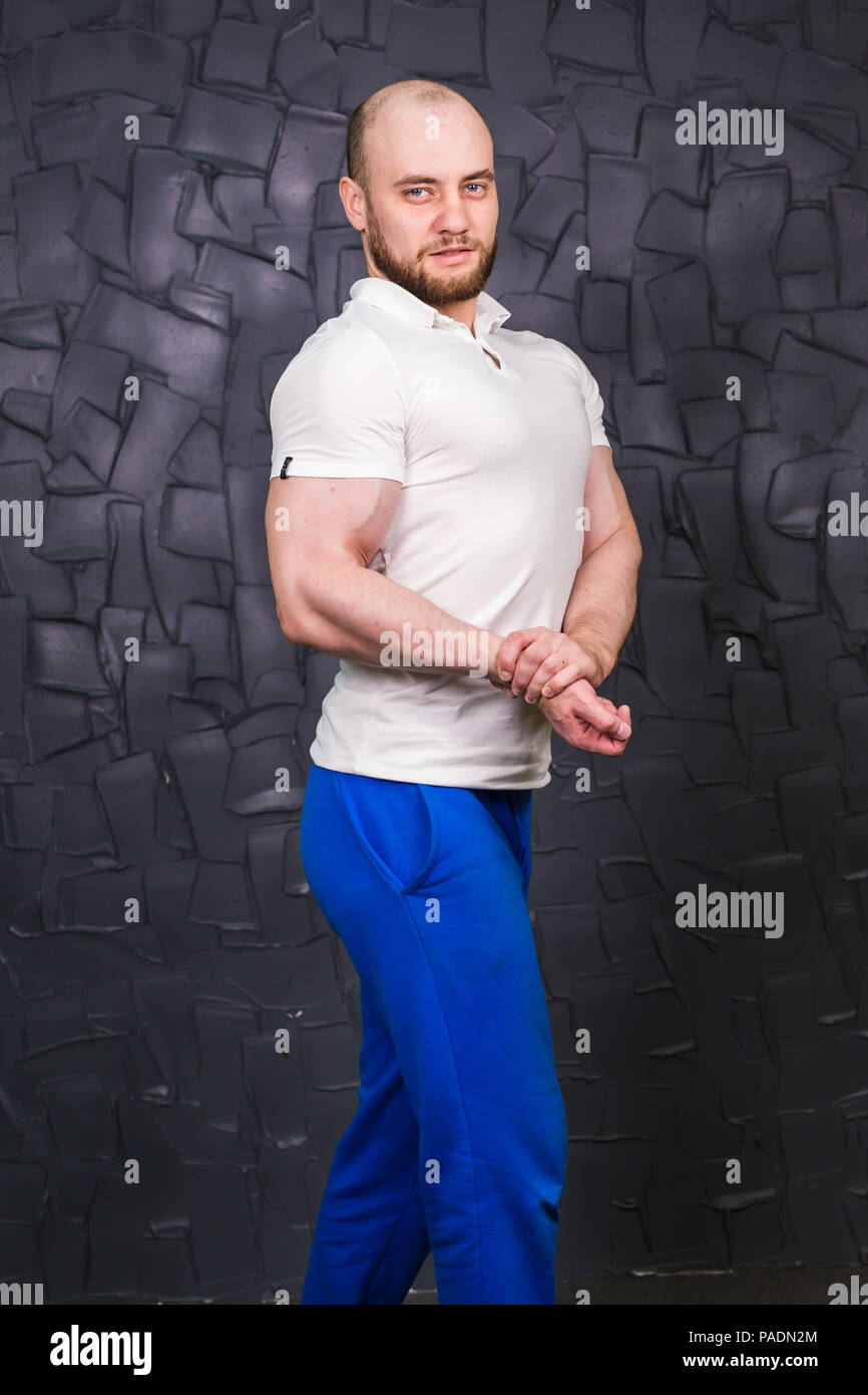 Muscular man is personal trainer in the gym. Guy wearing sportswear and ...
