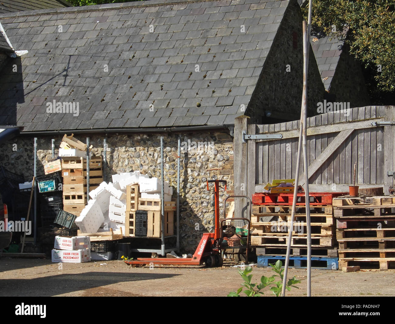 Empty pallets hi-res stock photography and images - Alamy