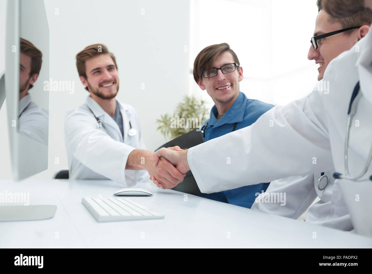 handshake two medical colleagues Stock Photo - Alamy
