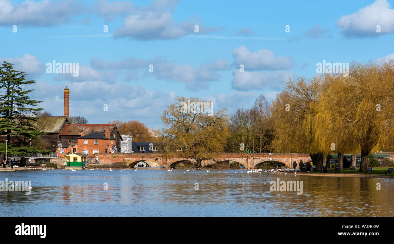 Clopton Bridge crossing the River Avon, Stratford upon Avon ...