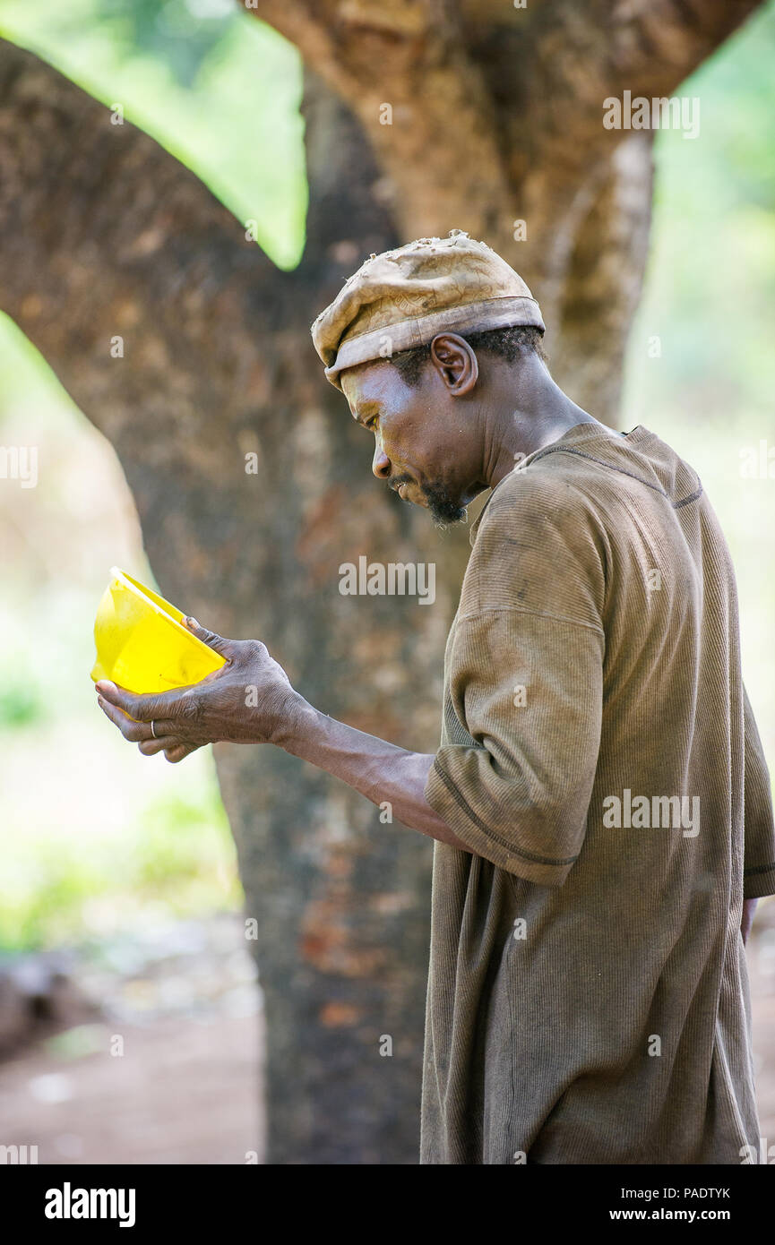 Portrait benin man in traditional hi-res stock photography and images ...
