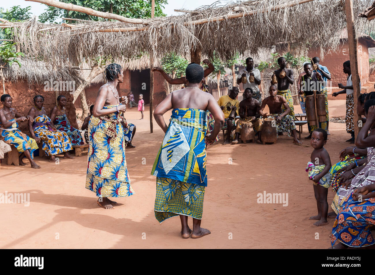Nigerian women dance hi-res stock photography and images - Alamy