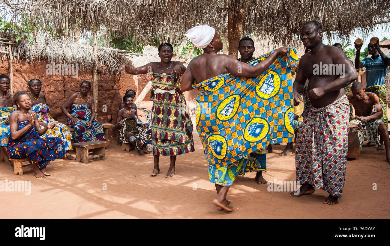 KARA, TOGO - MAR 11, 2012: Unidentified Togolese people in traditional ...