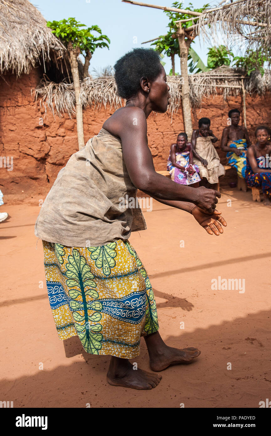 Nigerian traditional dress woman hi-res stock photography and images ...