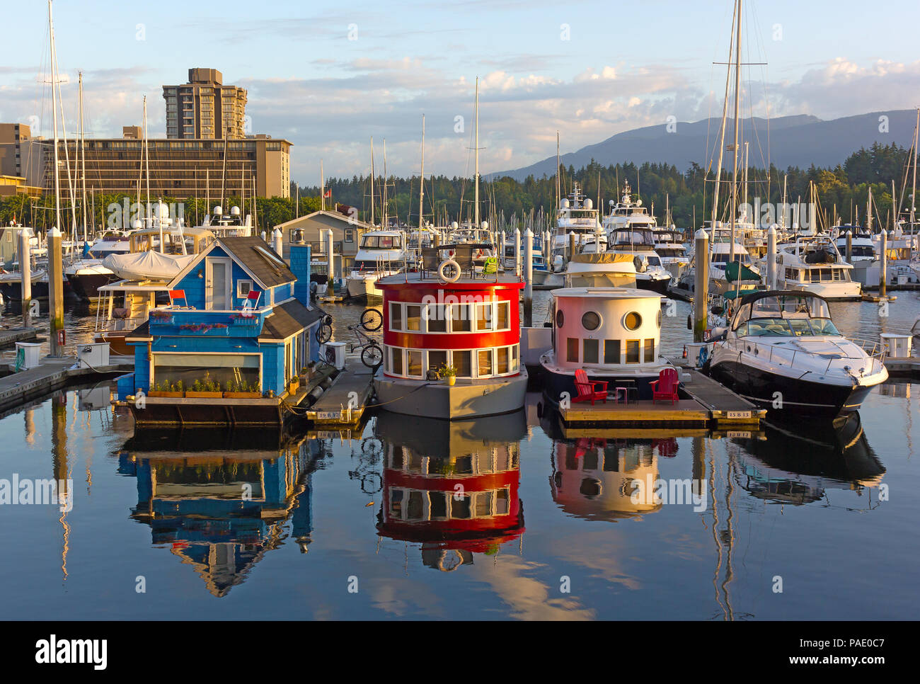 Floating houses canada hi-res stock photography and images - Alamy