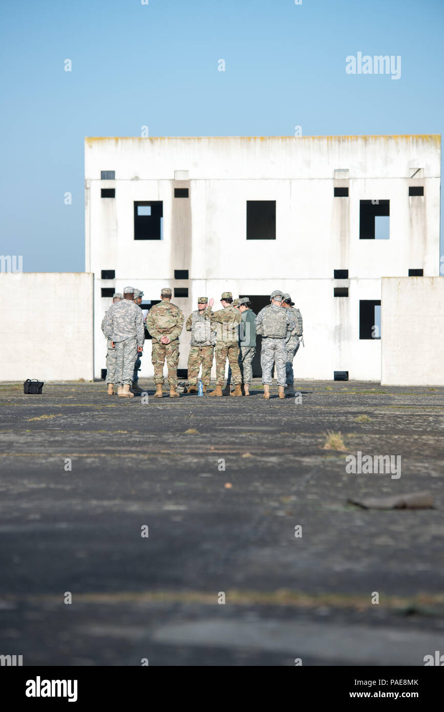 U.S. Soldiers with 128th Signal Company and Headquarters and ...