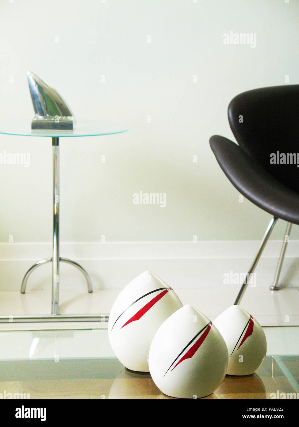 Seats and rooms with chairs with modern tables hi-res stock photography ...