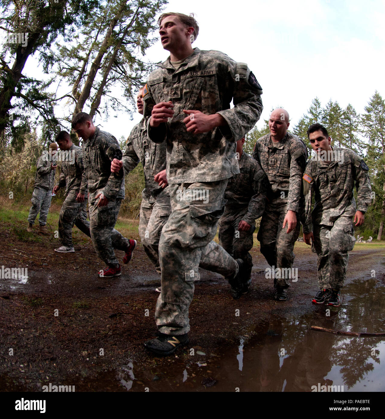 Soldiers from the 7th Infantry Division run five miles during the Best ...