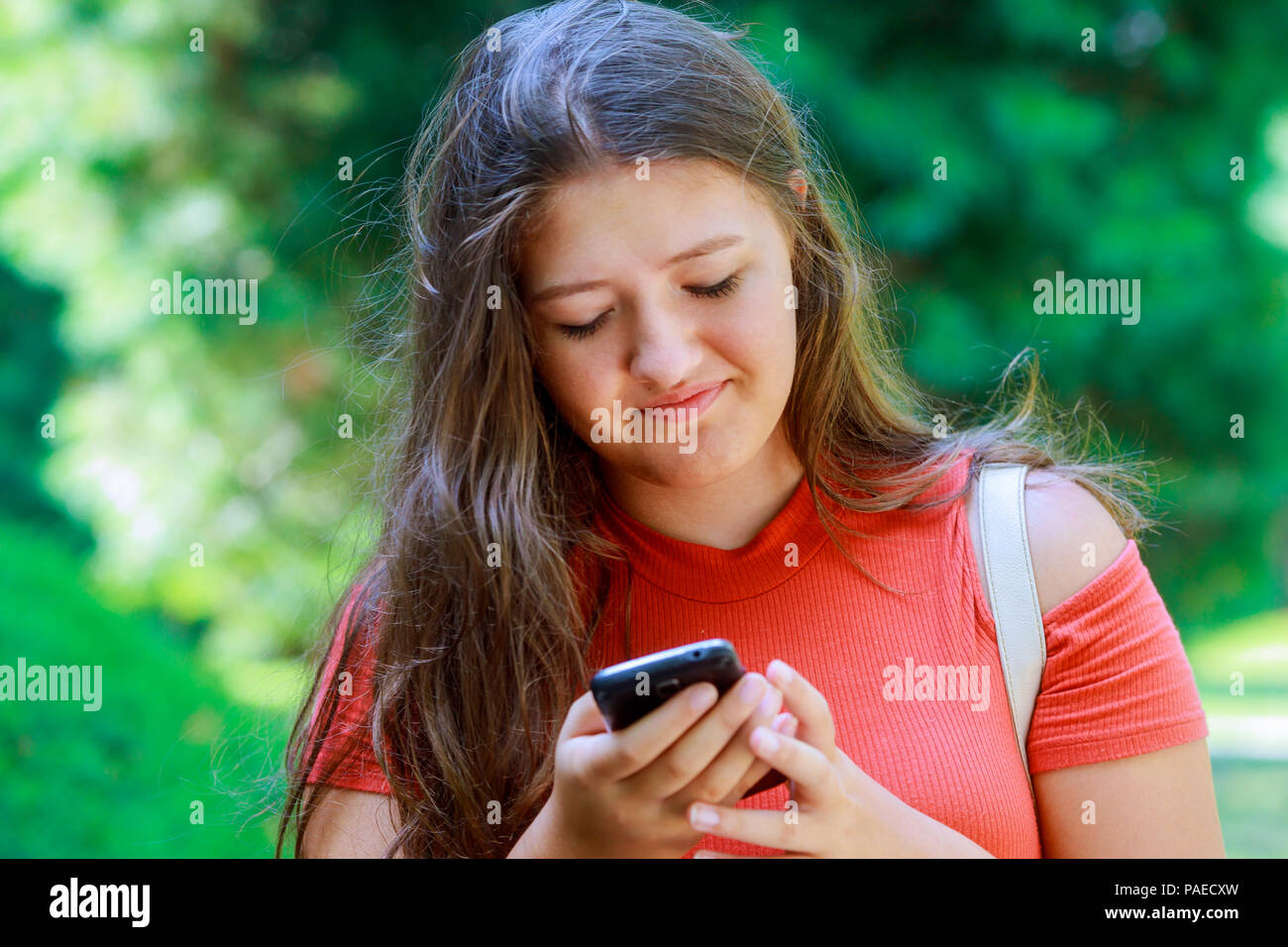 Typing messages hi-res stock photography and images - Alamy