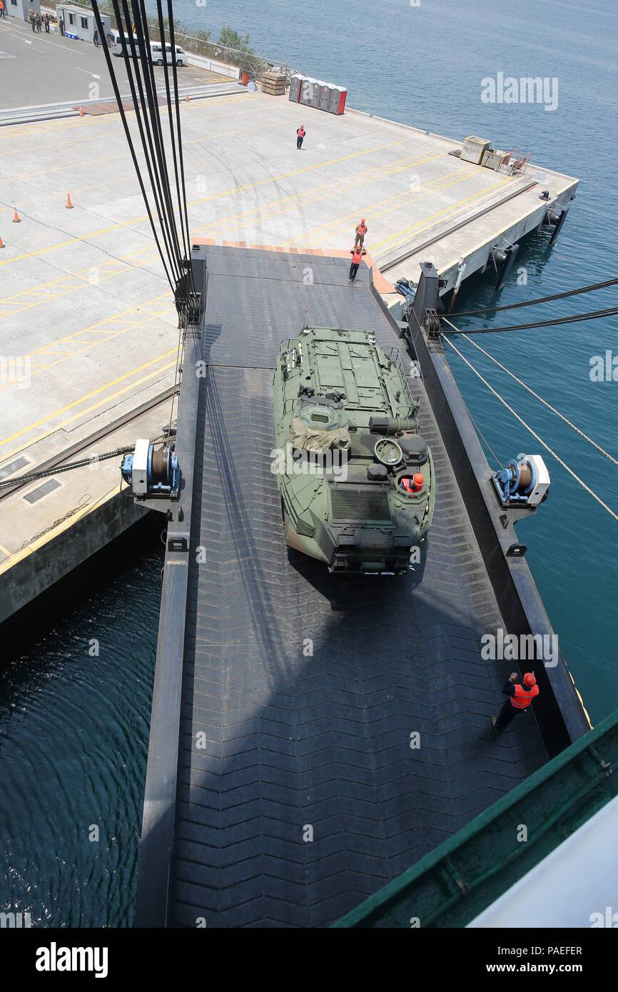 Aav 7 amphibious assault vehicle hi-res stock photography and images ...