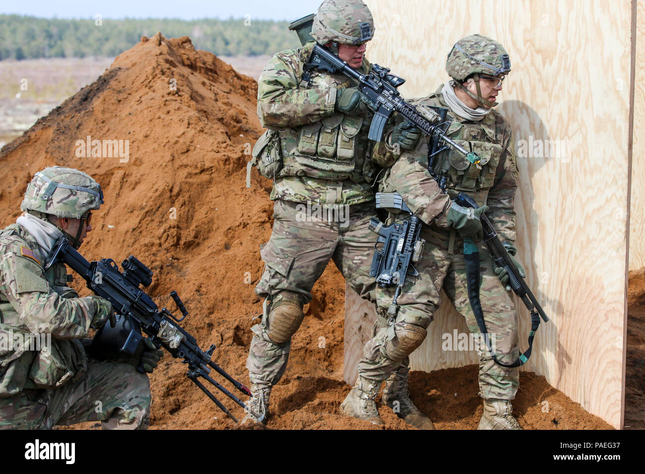 L Troop, 3rd Squadron, 2nd Cavalry Regiment Soldiers prepare to clear a ...