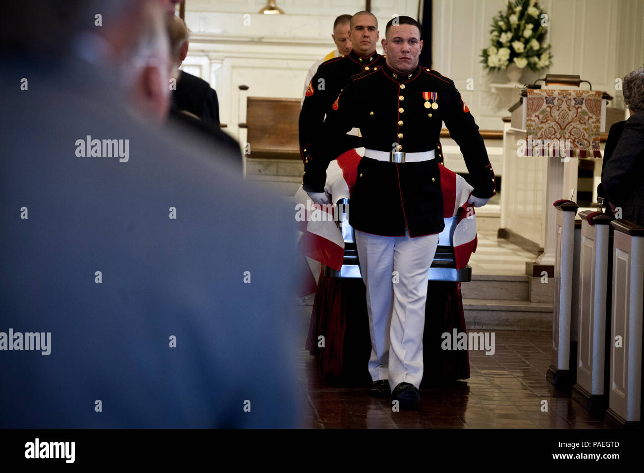 Body Bearers with Marine Barracks Washington move a casket during a ...