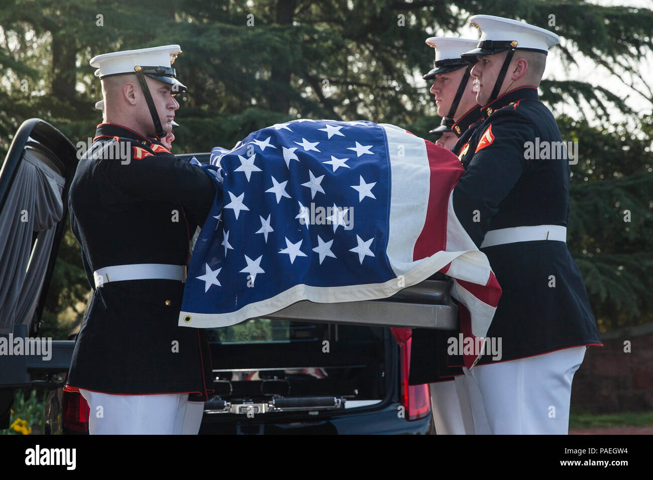 Body Bearers with Marine Barracks Washington carry a casket during a ...