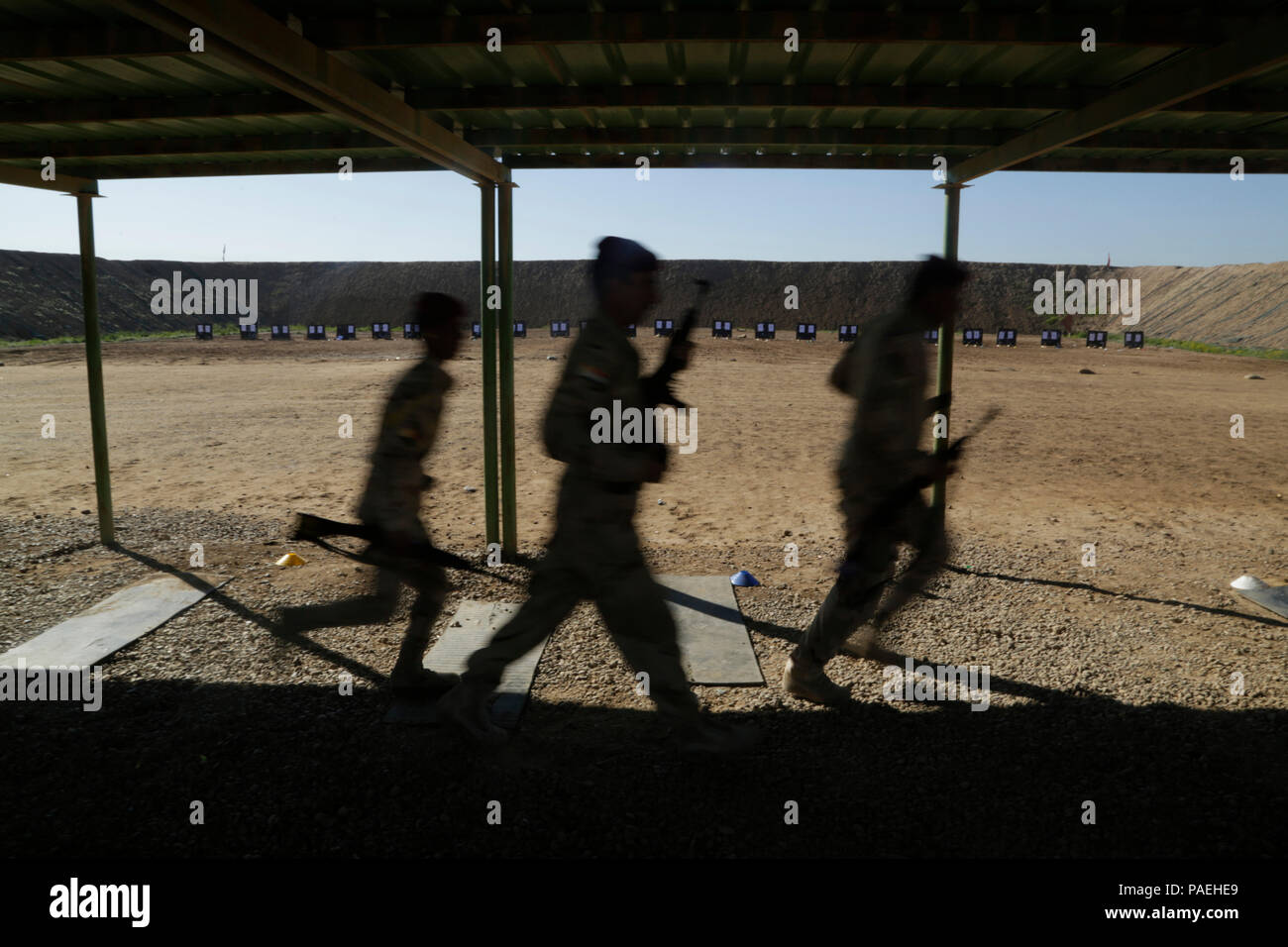 Iraqi soldiers with the Security Battalion, Nineveh Operations Command ...