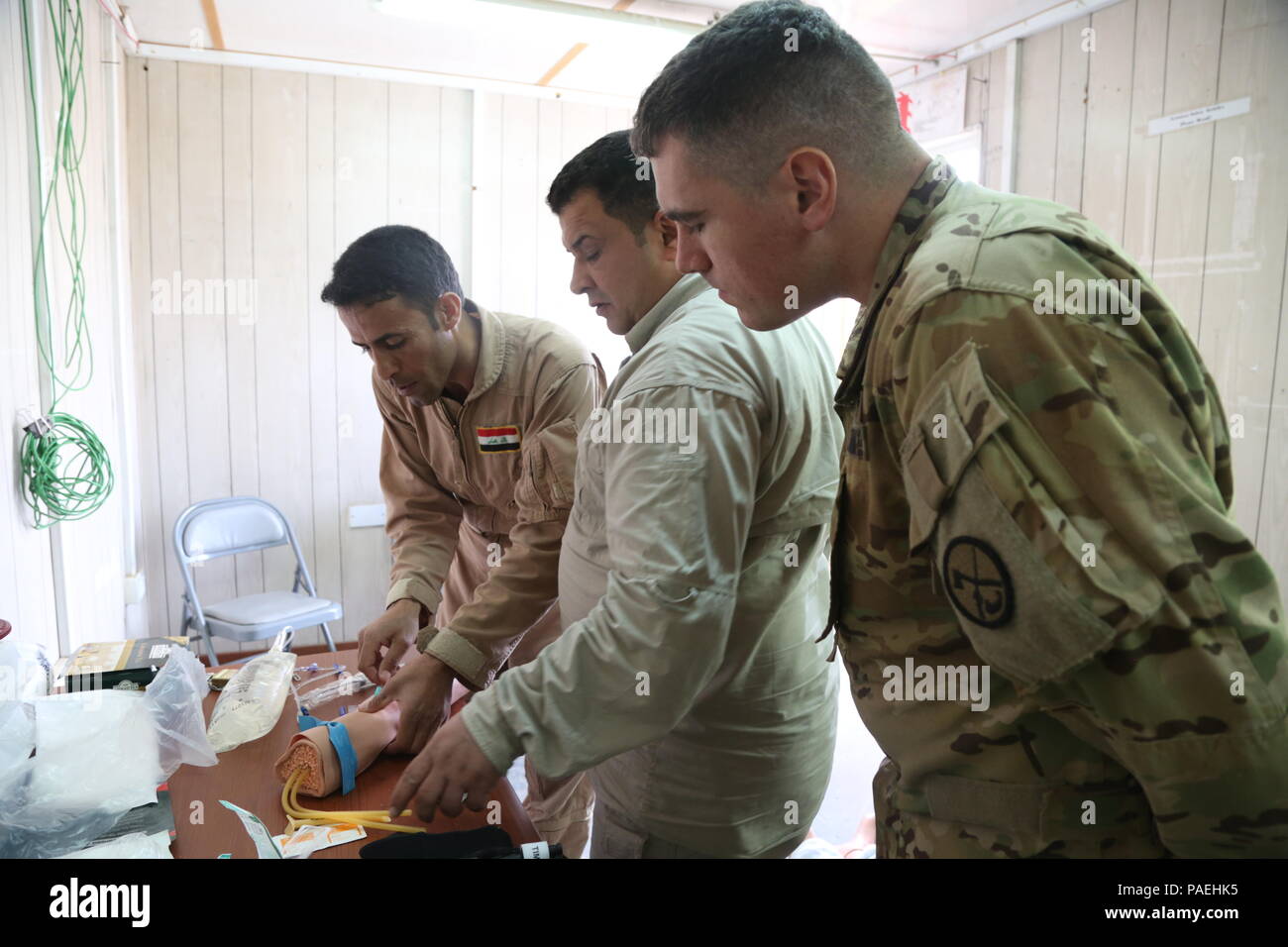 Inserting cannula hi-res stock photography and images - Alamy