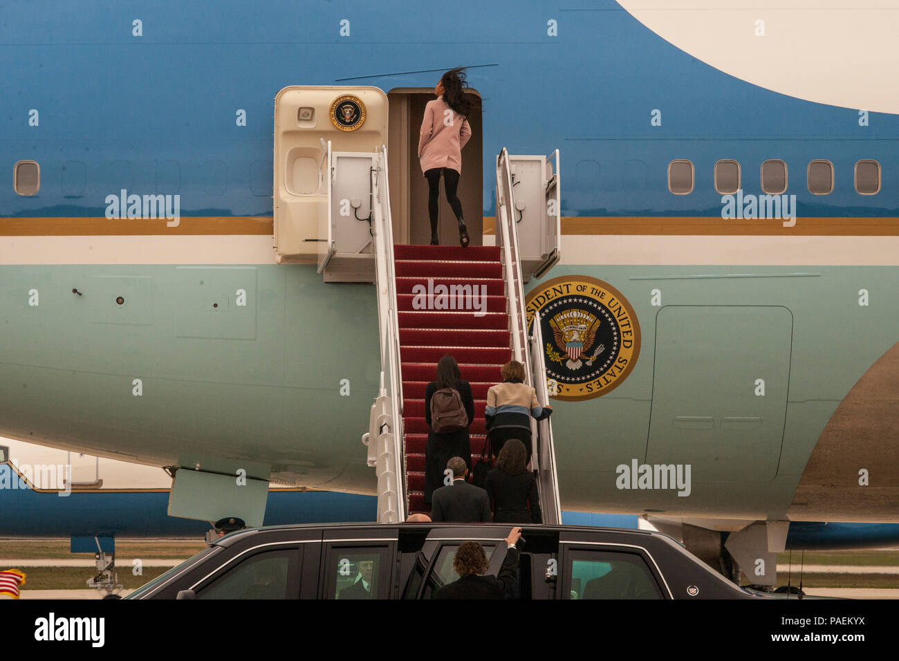 President Barack Obama and first lady Michelle Obama wave goodbye to a ...