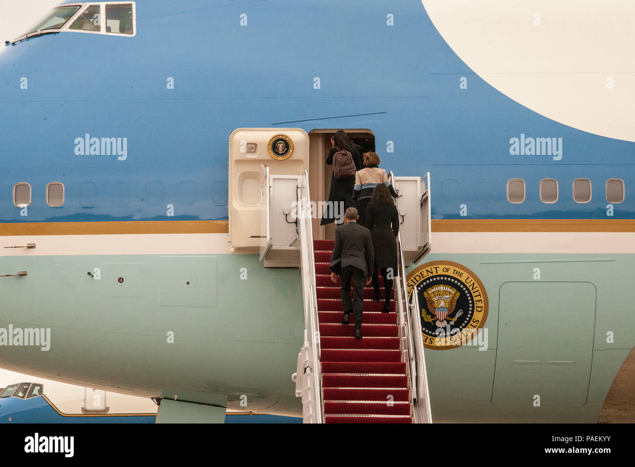 President Barack Obama and first lady Michelle Obama wave goodbye to a ...
