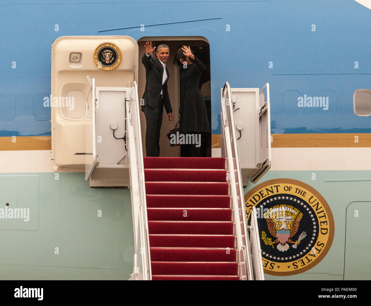 President Barack Obama and first lady Michelle Obama wave goodbye to a ...
