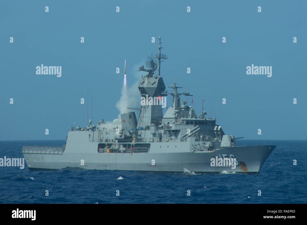 Australian navy frigate hmas toowoomba ffh 156 hi-res stock photography ...