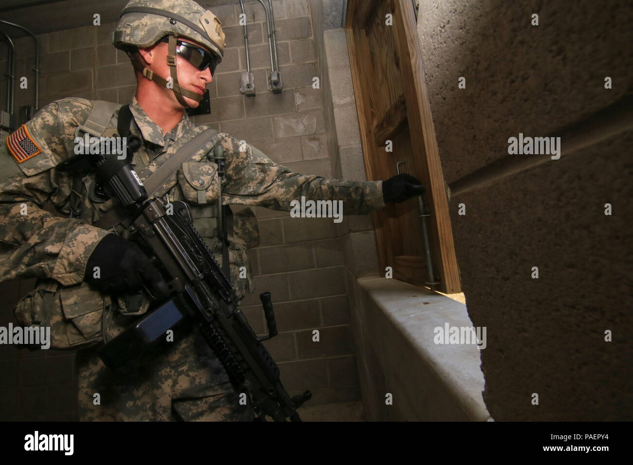 A U.S. Army National Guard M249 gunner from Bravo Company, 1st ...