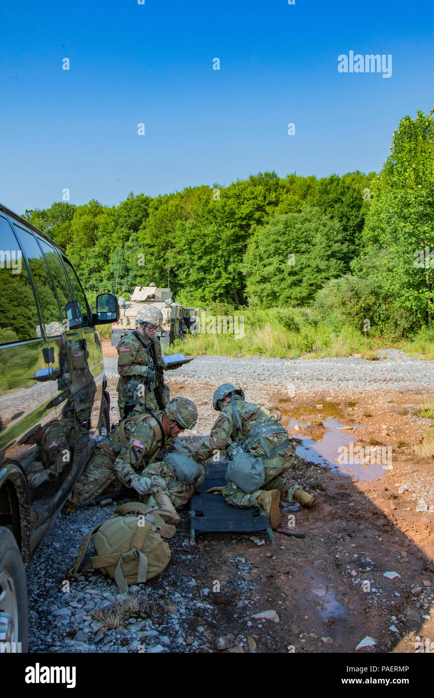 New York Army National Guard Soldiers with the 105th Military Police ...