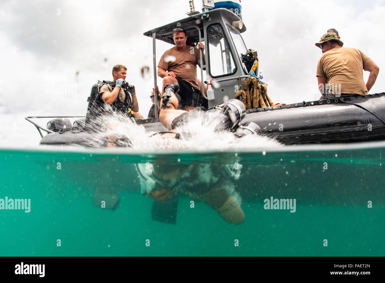 Royal navy fleet clearance divers hi-res stock photography and images ...