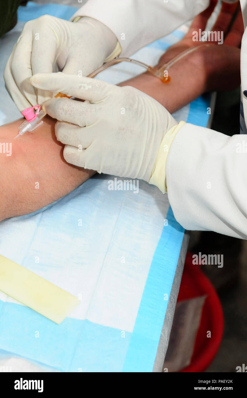 Female us army medic hi-res stock photography and images - Alamy