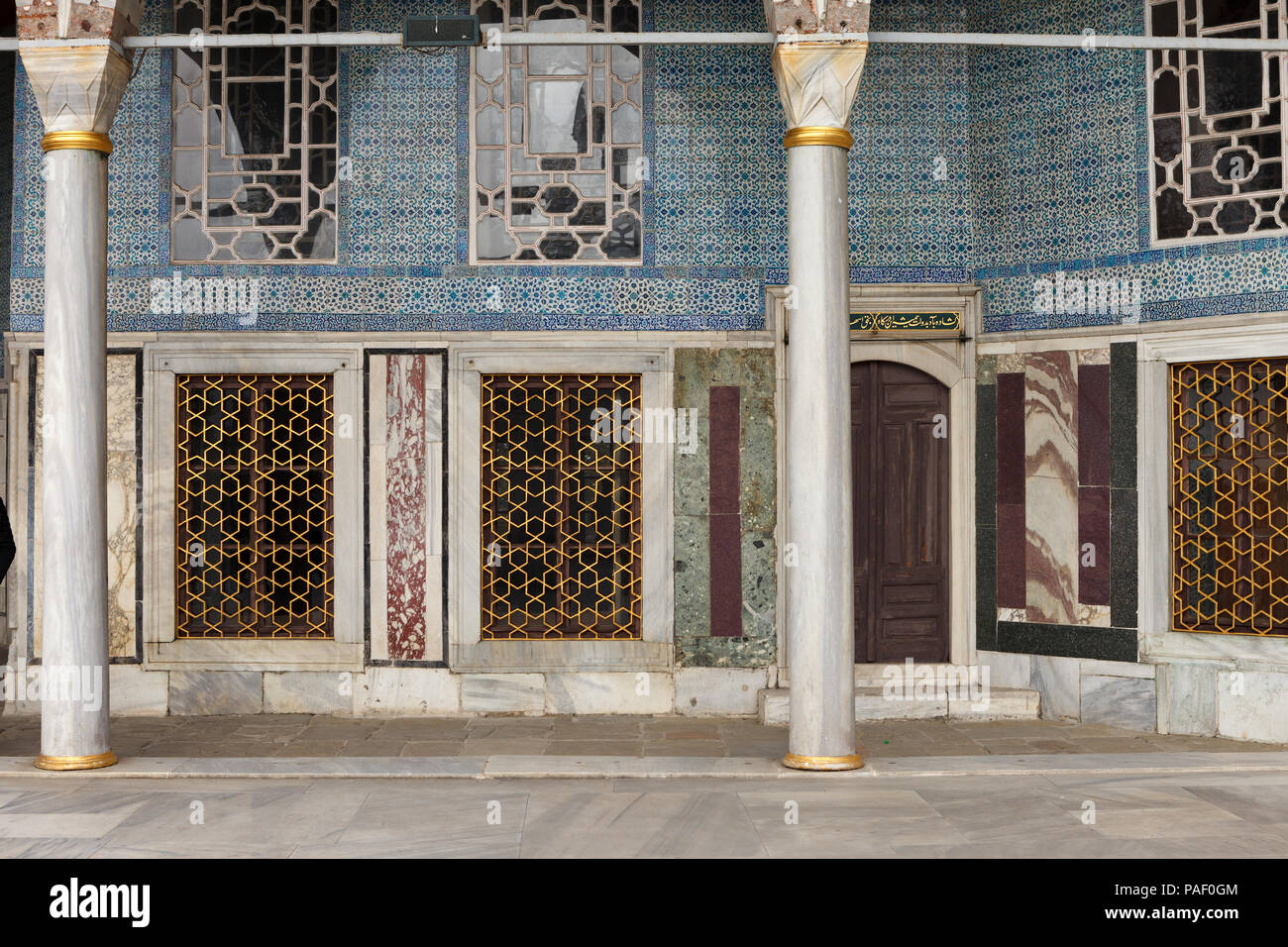 Wall decoration in topkapi palace hi-res stock photography and images ...