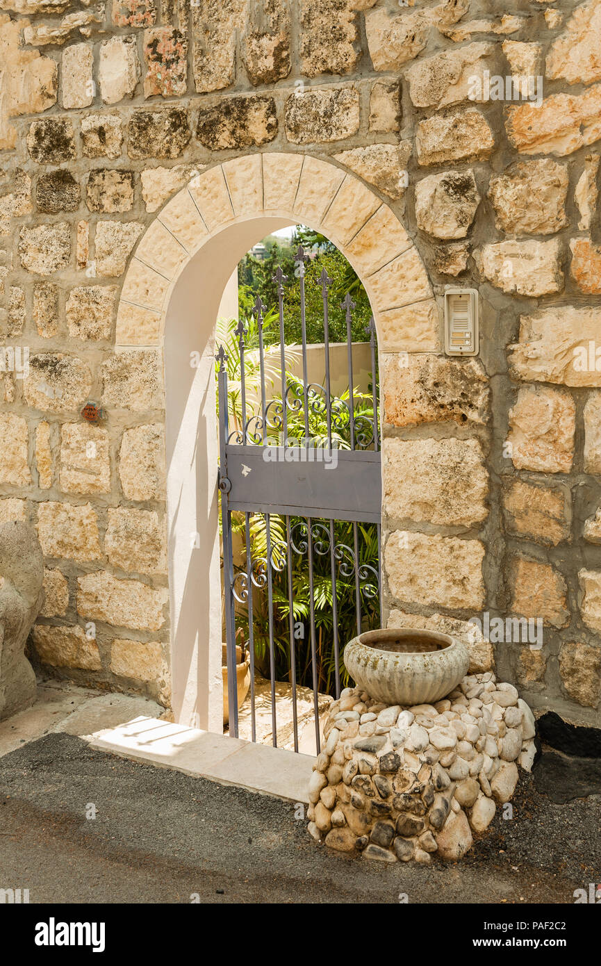 The wall of the serf-type is composed of rough, sharpened stones and ...