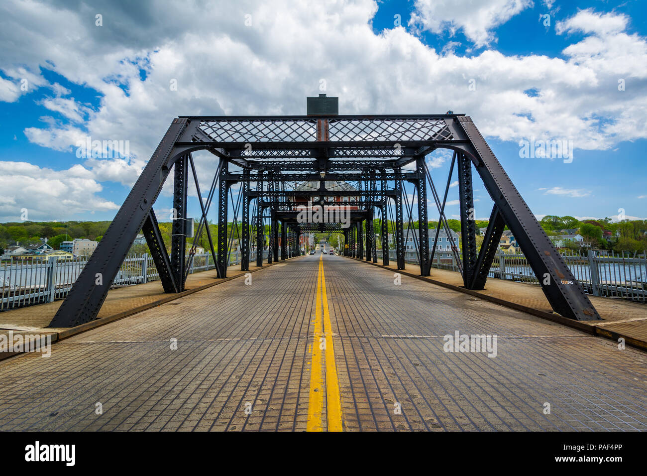 The Grand Avenue Bridge over the Quinnipiac River in New Haven ...