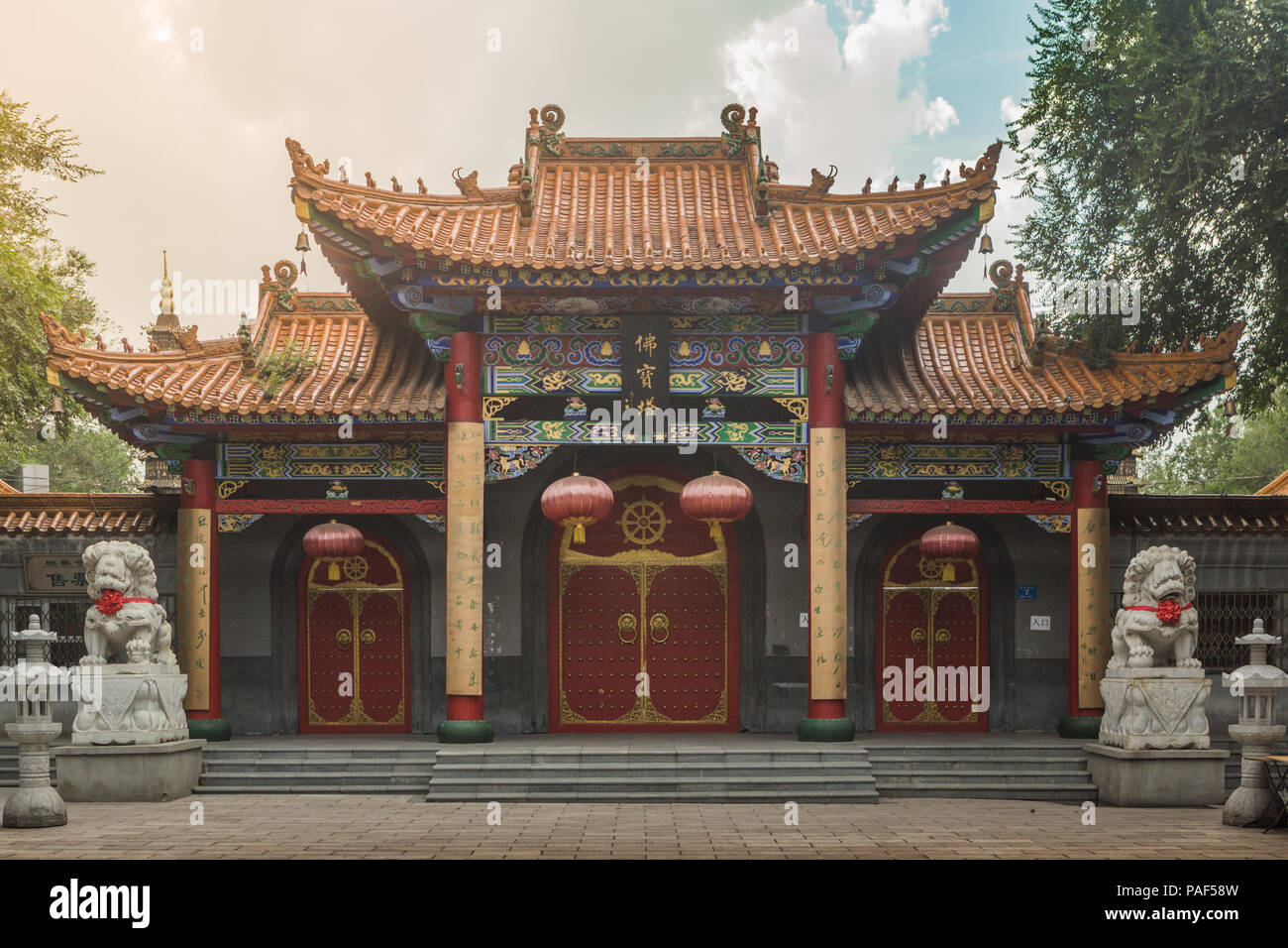 Chinese temple doors hi-res stock photography and images - Alamy