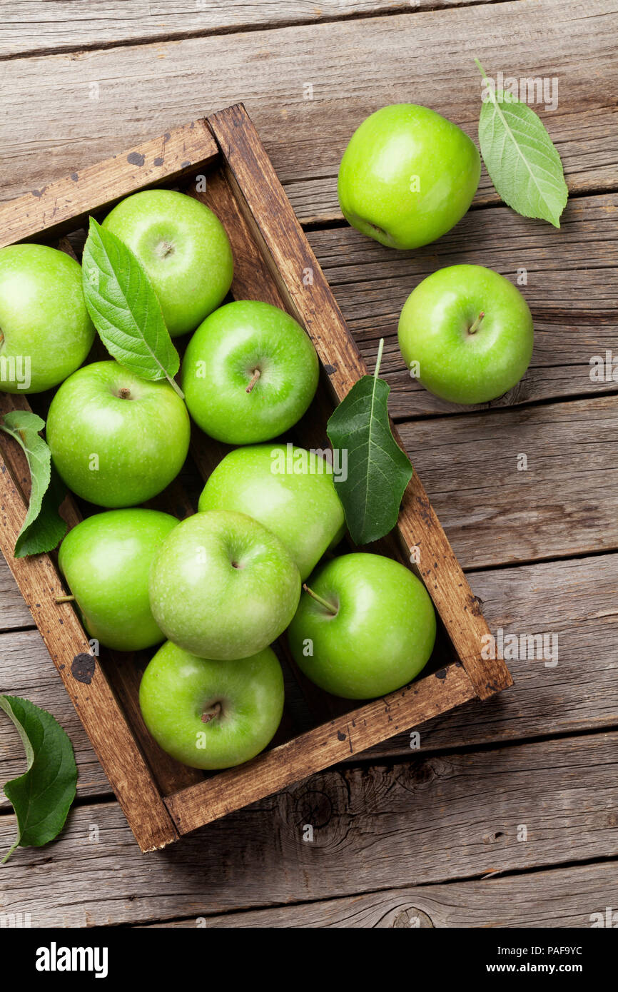 Ripe green apples in wooden box. Top view Stock Photo - Alamy