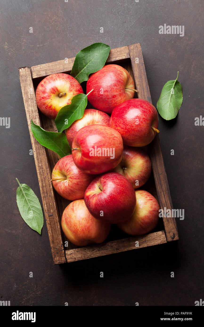 Ripe red apples in wooden box. Top view Stock Photo - Alamy
