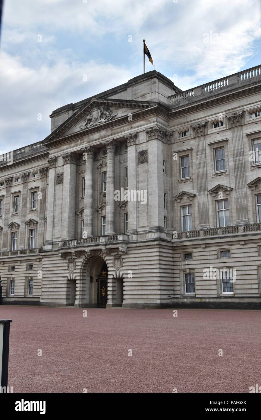 The Royal Residence of Buckingham Palace, home to Queen Elizabeth II ...