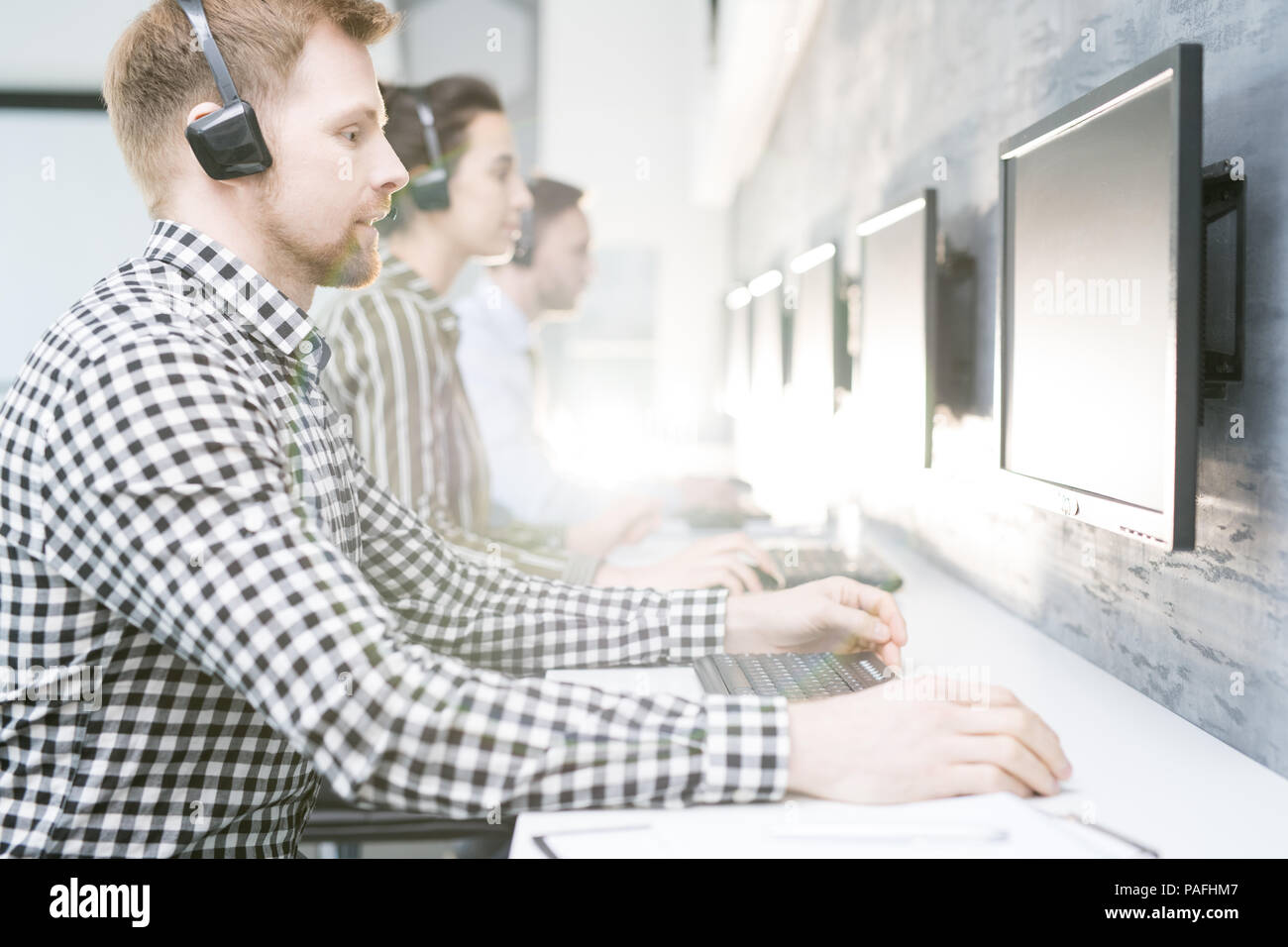 Customer service hotline operators hi-res stock photography and images - Alamy