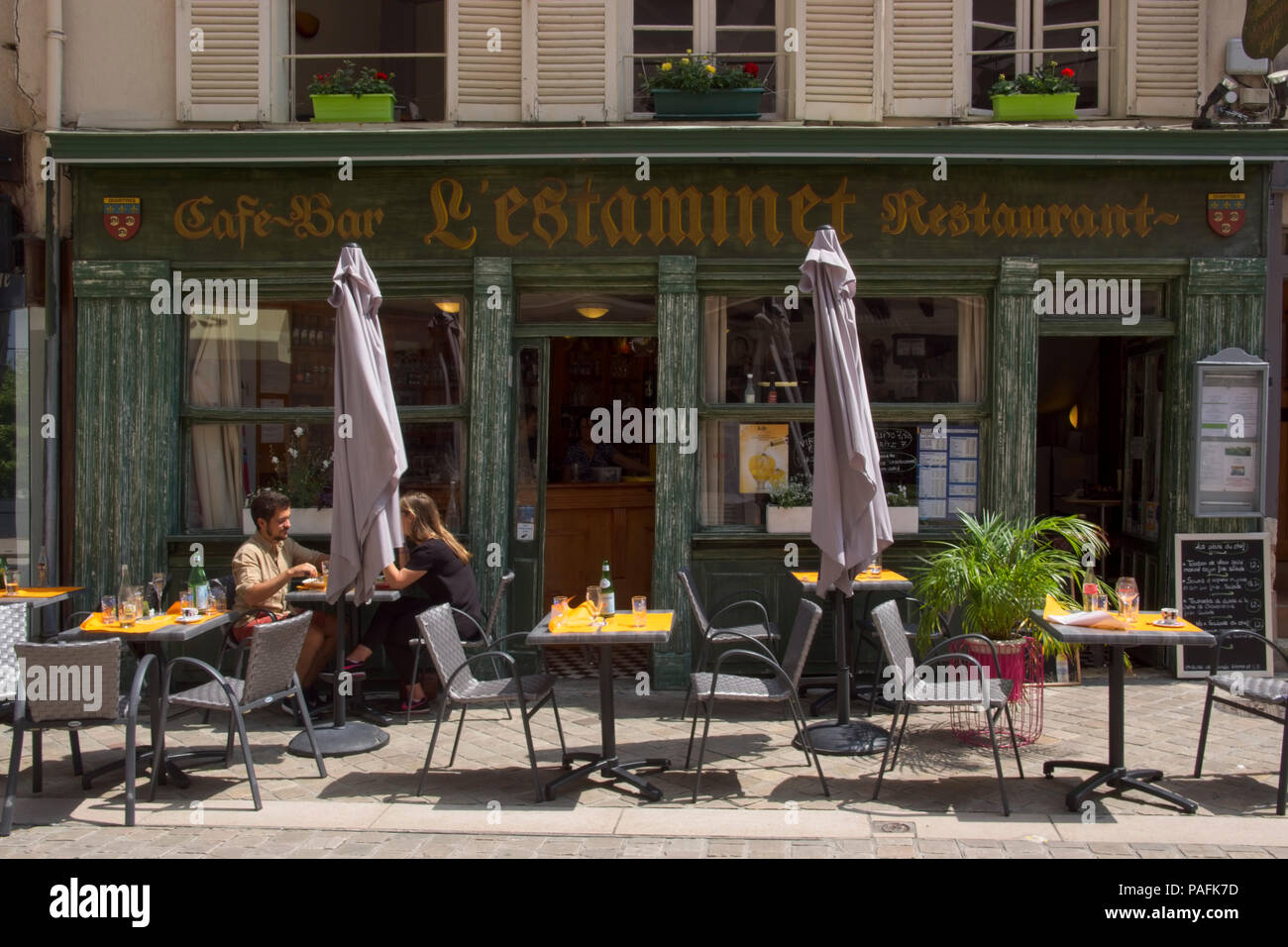 Couple and crowd and restaurant hi-res stock photography and images - Alamy