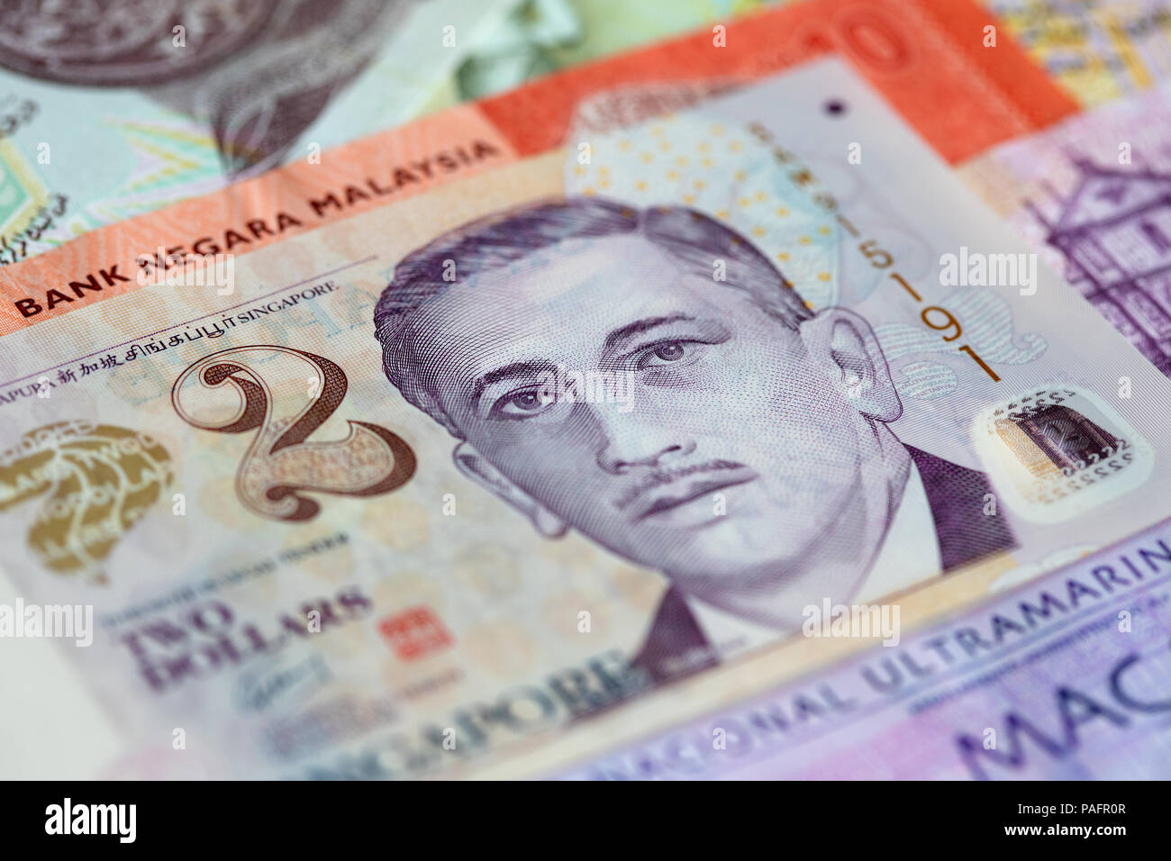 Singapore 2 dollars note closeup Stock Photo - Alamy