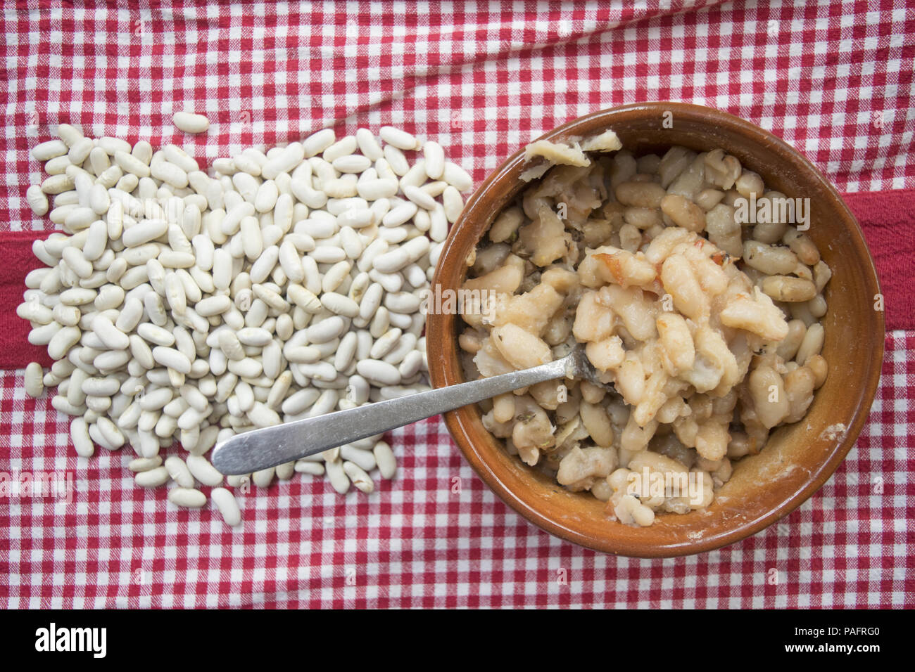 boiled navy beans in a bowl with near raw beans Stock Photo - Alamy