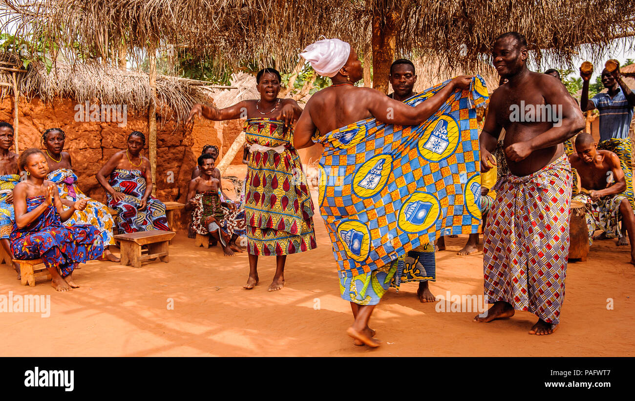 KARA, TOGO - MAR 11, 2012: Unidentified Togolese people in traditional ...