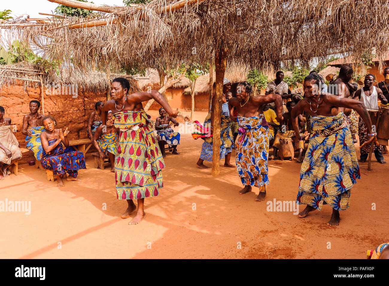 Nigerian dance group hi-res stock photography and images - Alamy