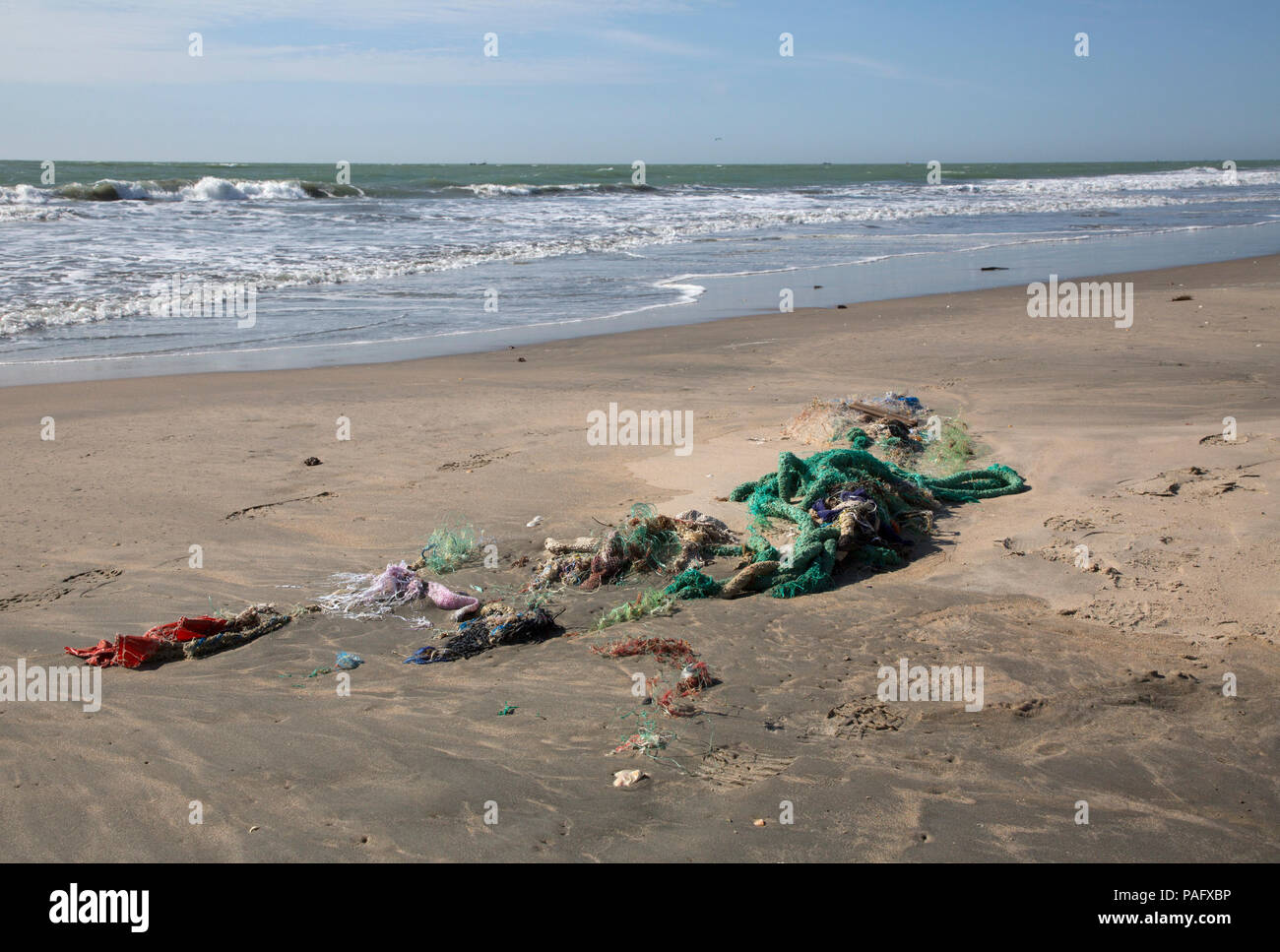 Rope beach pollution rubbish hi-res stock photography and images - Alamy