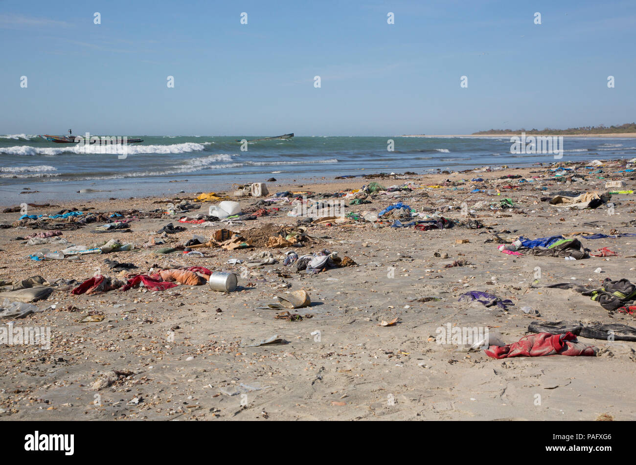 Beach littered with rubbish hi-res stock photography and images - Alamy