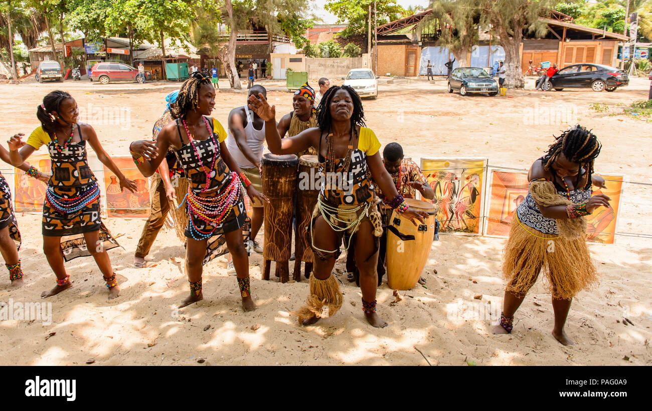 Angolan dance hi-res stock photography and images - Alamy