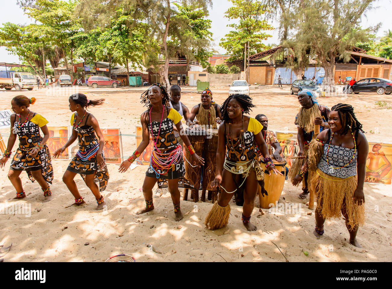Angolan dance hi-res stock photography and images - Alamy